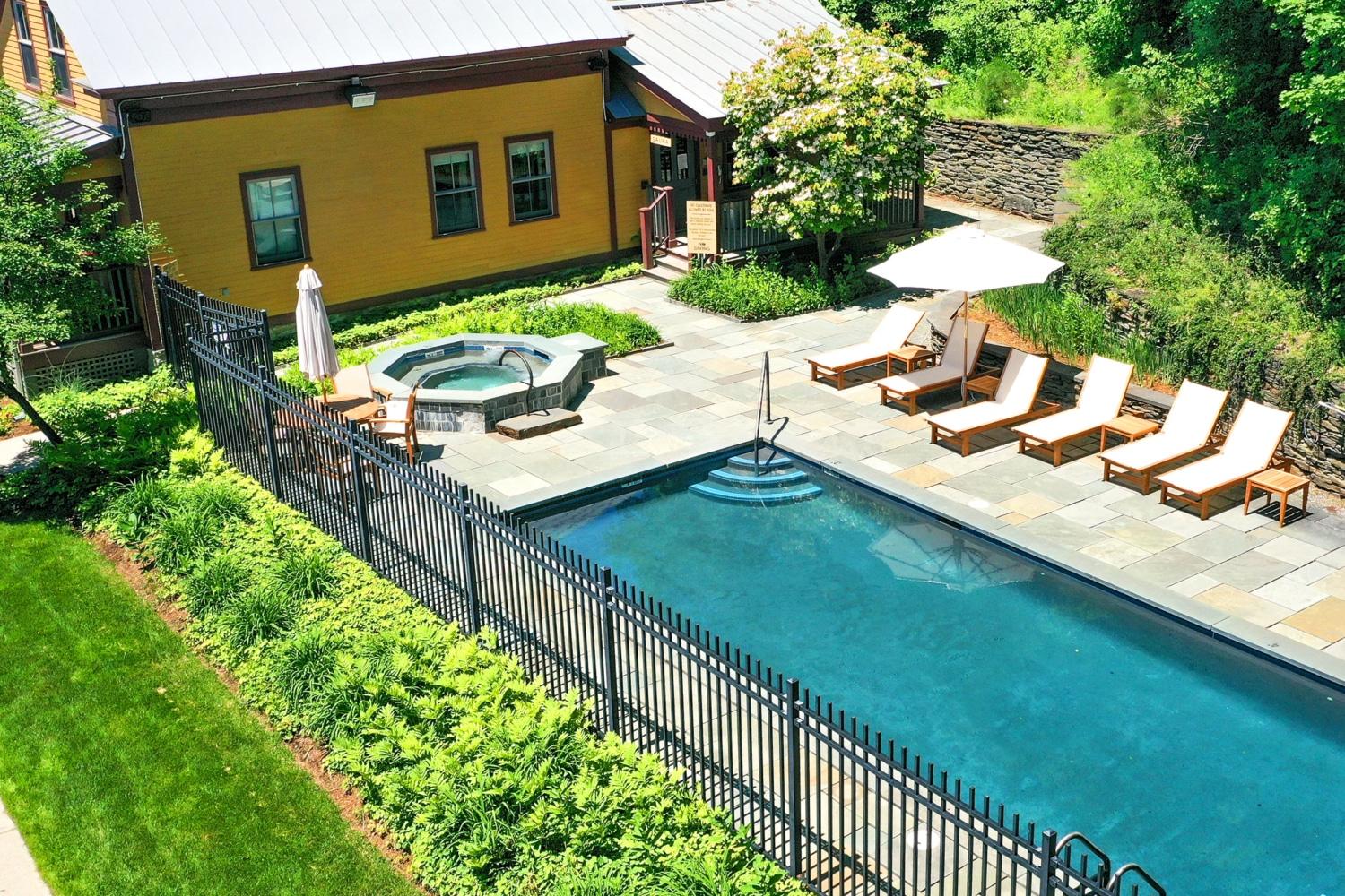 Hotel Amenities in North Adams | Porches Inn
